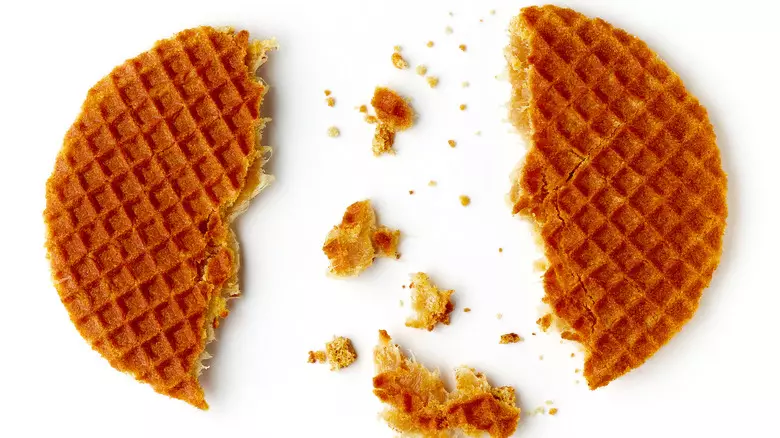 stroopwafel се раздели на две