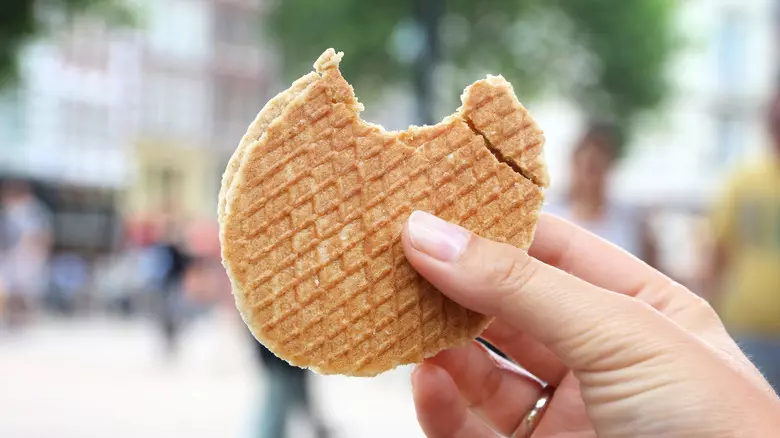 ръка, държаща stroopwafel