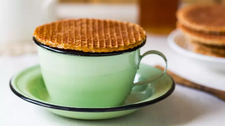 stroopwafel върху чаша за кафе