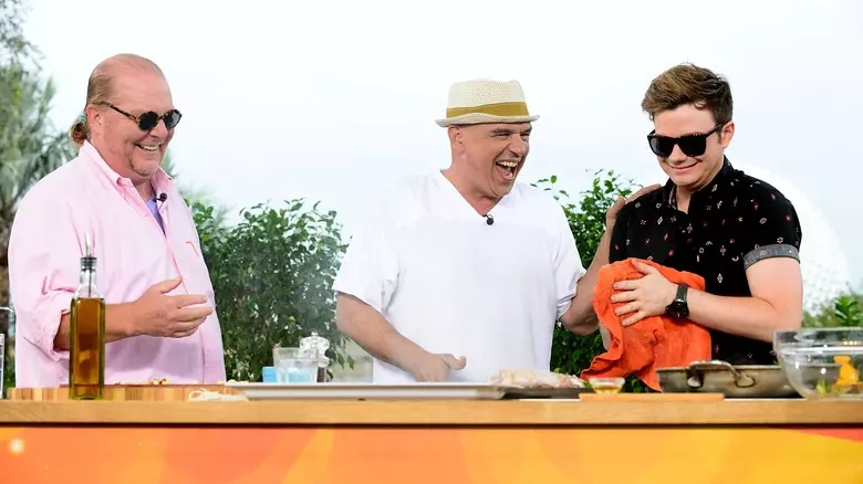 Michael Symon e altri co-conduttori di The Chew giudicano una competizione