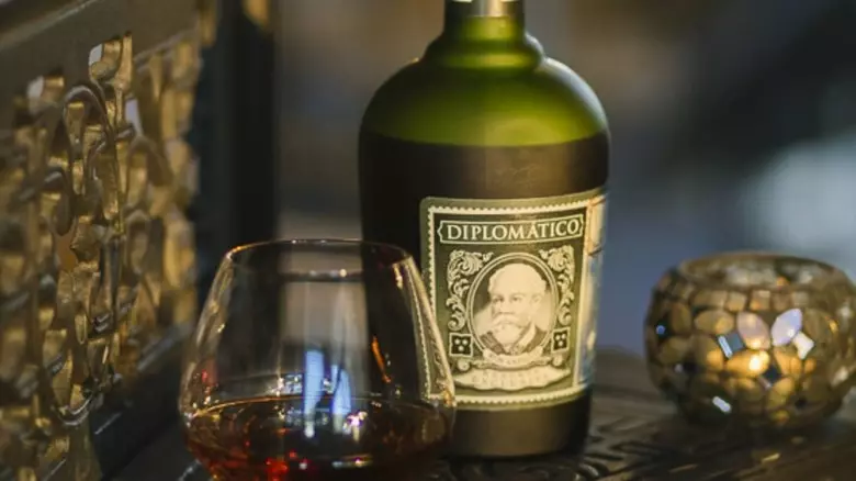 Diplomatico Rum auf einer Bar