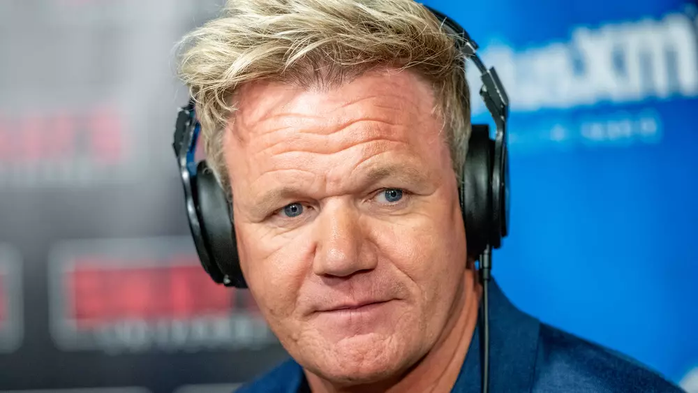 Gordon Ramsay gyda chlustffonau ymlaen