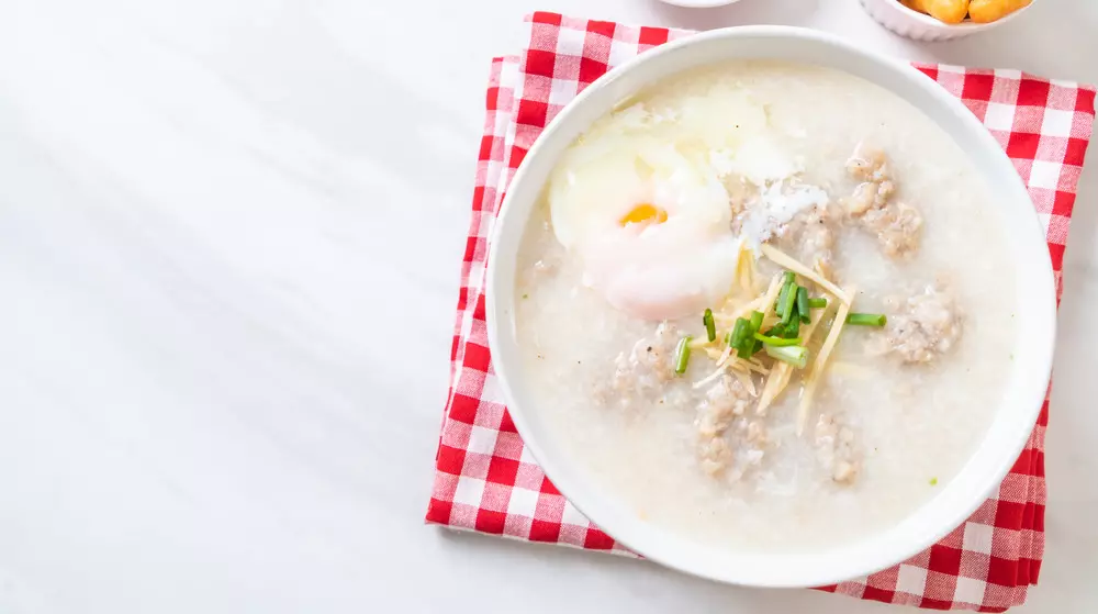 congee in kom met varkensvlees