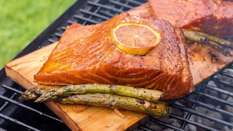 salmon sa usa ka tabla