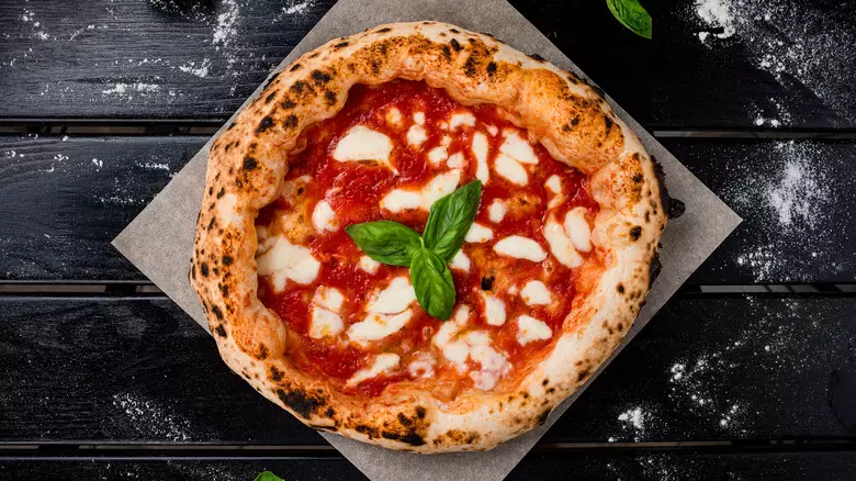 Une pizza margherita sur table