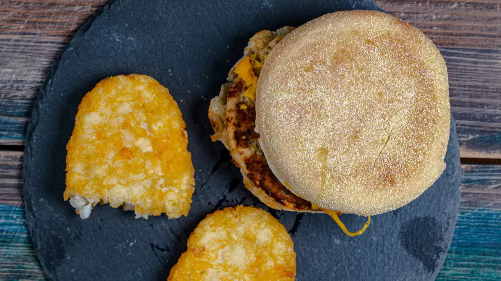 McDonald's hashbrown miaraka amin'ny sandwich sakafo maraina