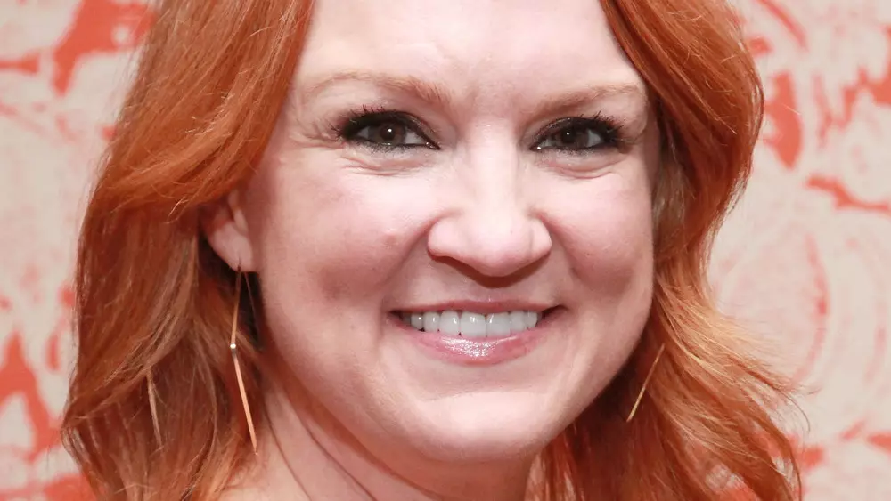 Ree Drummond dhidi ya ukuta nyekundu na nyeupe