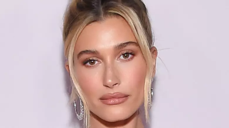 Hailey Bieber dina acara YouTube