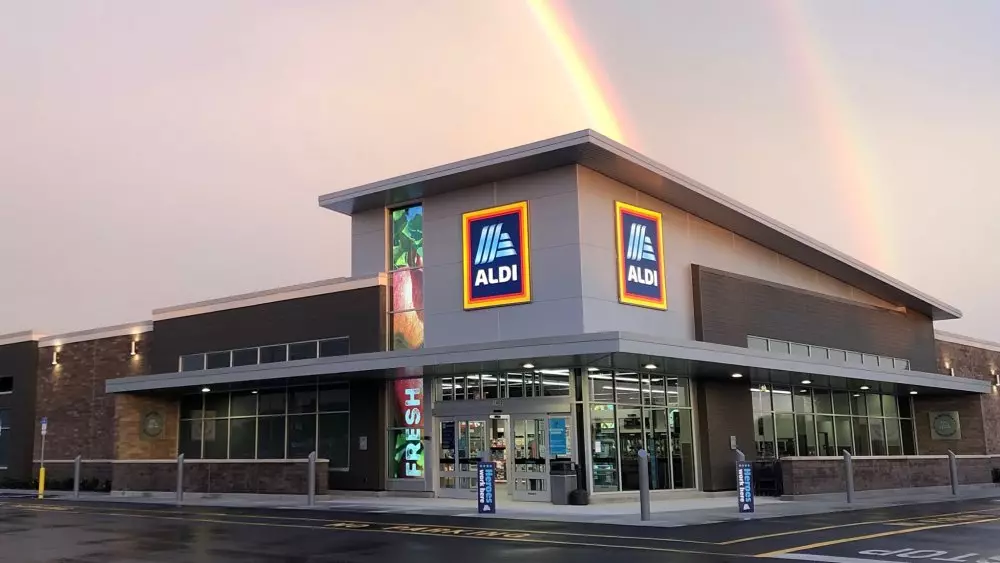 Витрина на Aldi с дъга