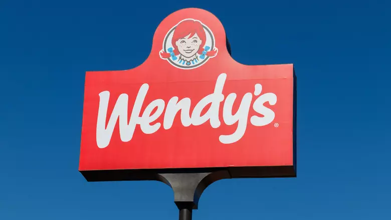 Znak czerwonej Wendy na niebieskim niebie