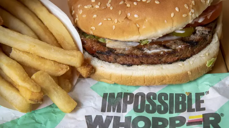 Il-Whopper impossibbli bil-fries fuq trej