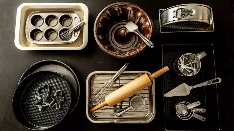 Различни форми за печене и инструменти за печене