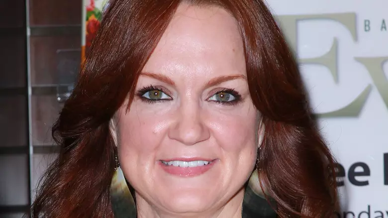 Ree Drummond somriu amb els cabells ondulats