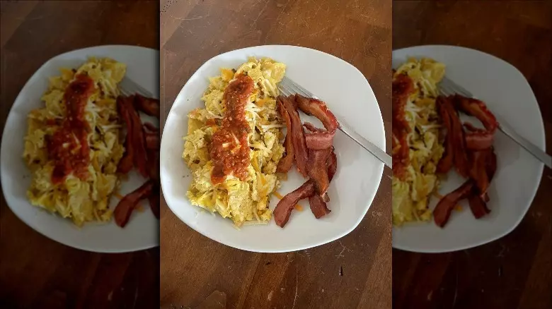 Migas i cansalada en un plat blanc