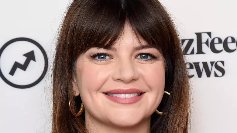 Casey Wilson sorride