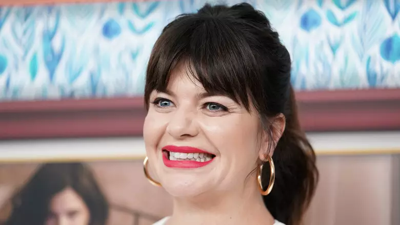 Casey Wilson wokhala ndi milomo yofiyira