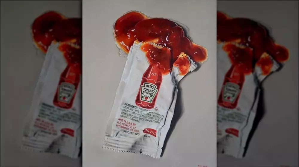 Hapni paketën e ketchup-it Heinz