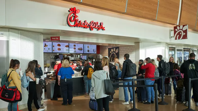 Большая толпа ждет заказа в Chick-fil-A