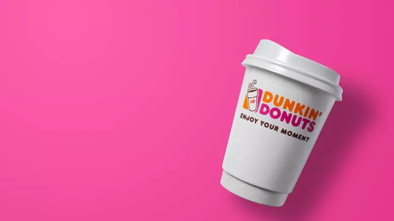 Cawan Dunkin pada latar belakang merah jambu