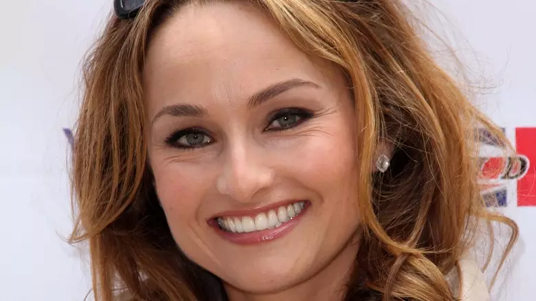 Giada De Laurentiis tersenyum