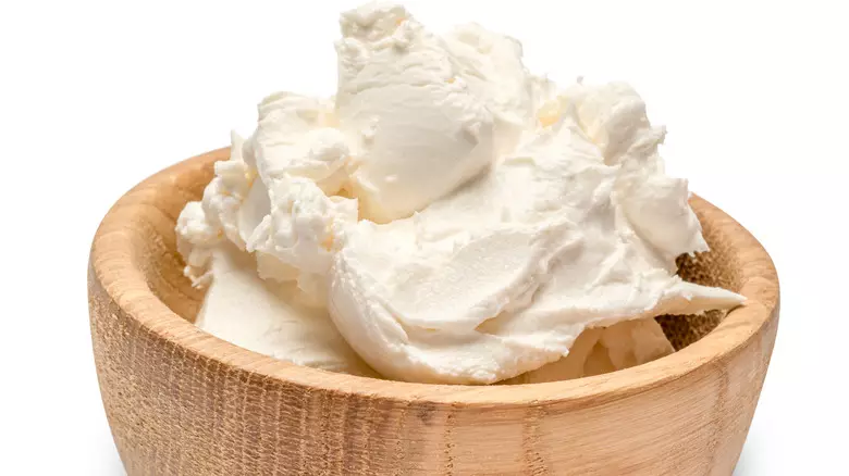 Mascarpone sūris mediniame dubenyje