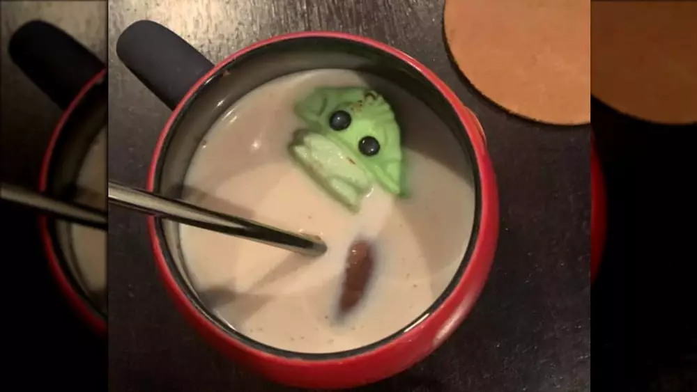 Baby Yoda bomba de cacao quente