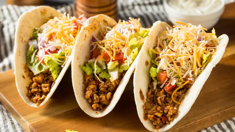 3 tacos sur une planche à découper