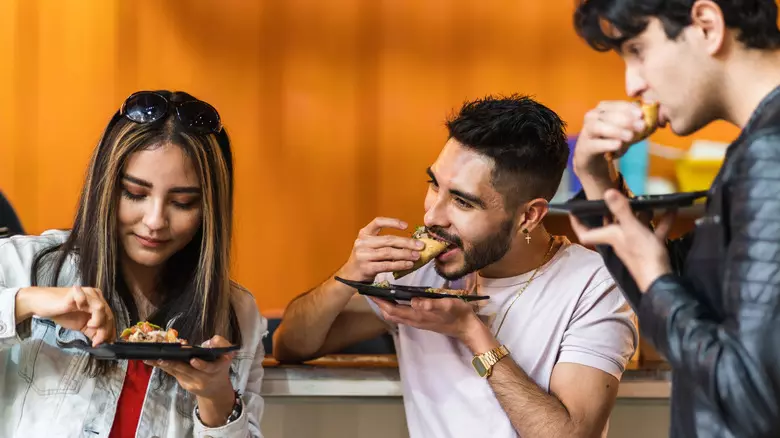 gente comiendo tacos