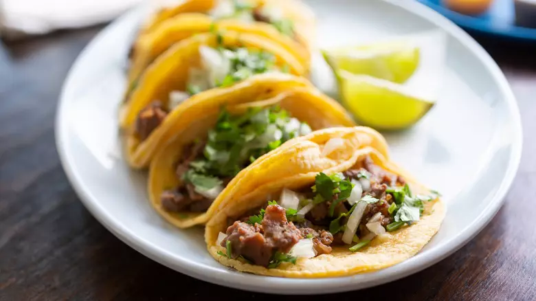 Petits tacos sur une assiette blanche