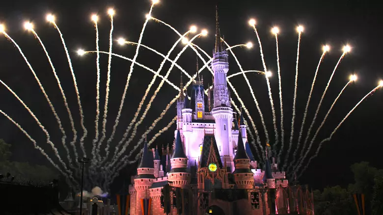Kastil Disney dengan kembang api