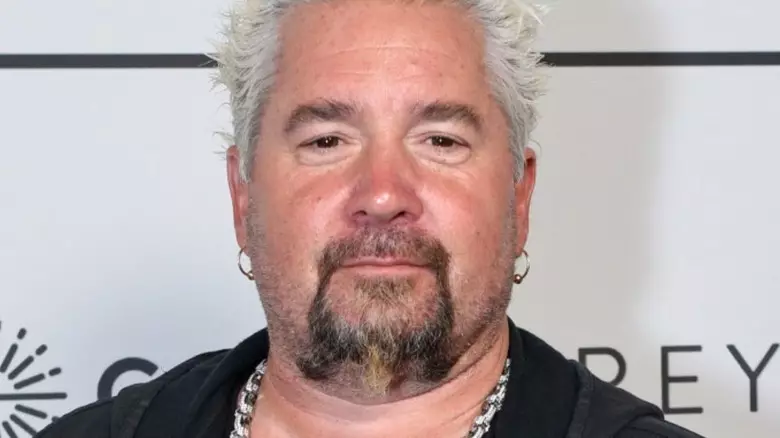 Guy Fieri küpe takıyor