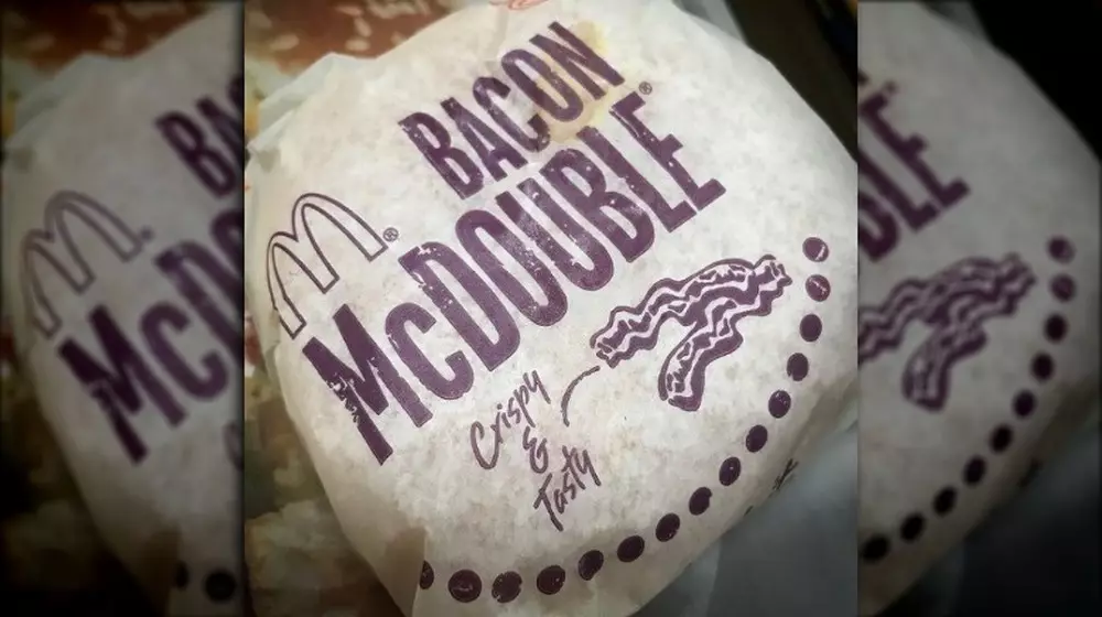 McDonald's Bacon McDouble burger na wrapper