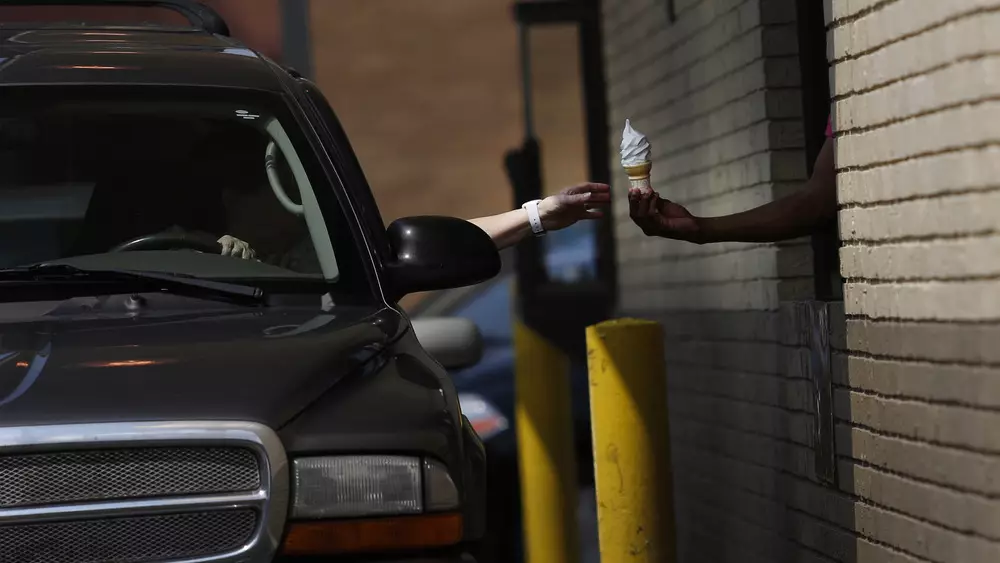 nakakakuha ang customer ng ice cream cone sa drive-thru ng McDonald