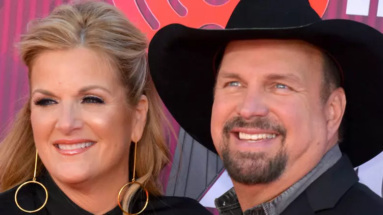 Trisha Yearwood និង Garth Brooks ញញឹម