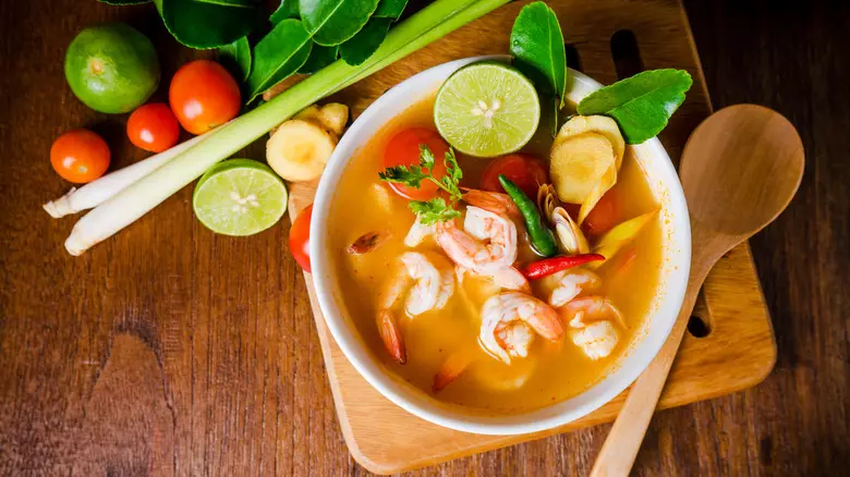 Soup Thai ak sitwonèl ak kribich