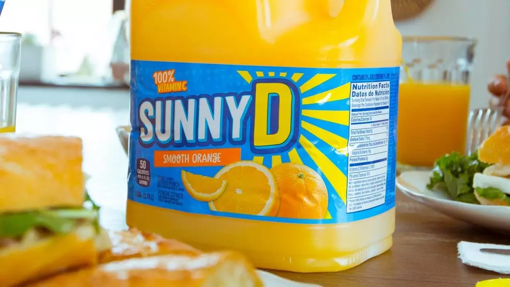 Sunny D di atas meja sarapan