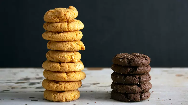 deux piles de biscuits