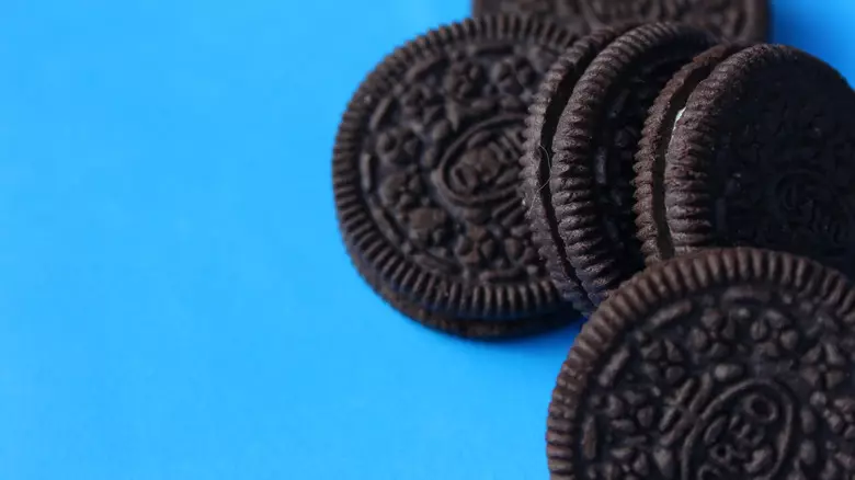 Oreos på blå bakgrund