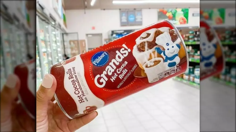 Pillsbury Grands init nga cocoa cinnamon roll nga adunay marshmallow icing