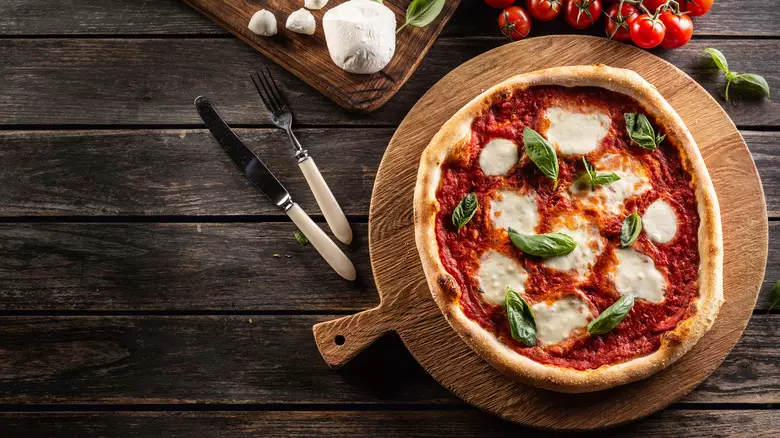 Margherita Pizza trên ván gỗ