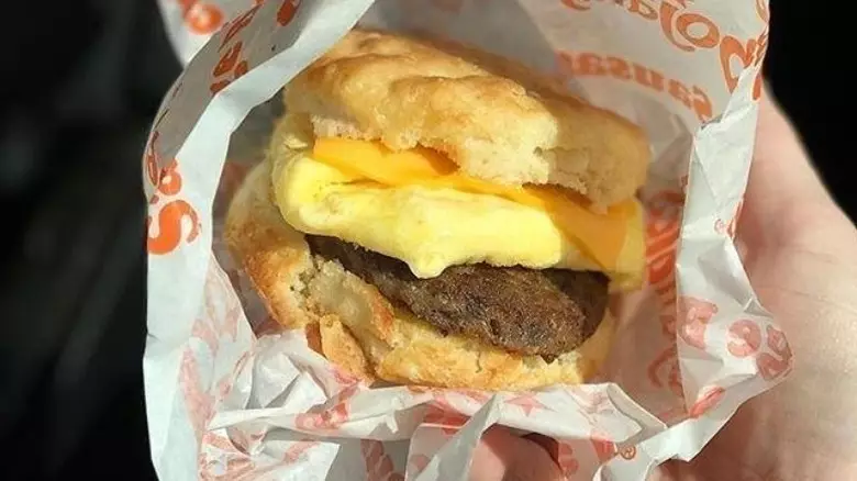 Bojangles' Sosis, yumurta ve peynir bisküvi