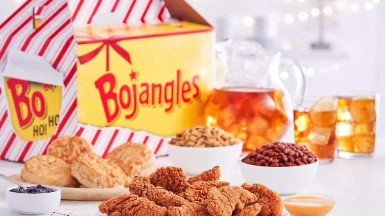 Bojangles qutusu, toyuq, biskvit və şirin çay