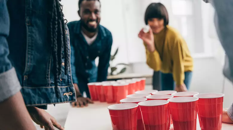 Mga taong naglalaro ng beer pong