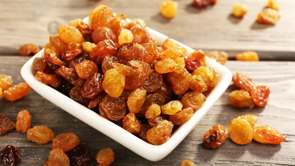 Golden raisins ni a funfun eiyan