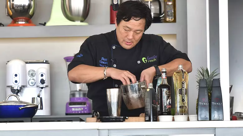 Ming Tsai cuinant en un taulell