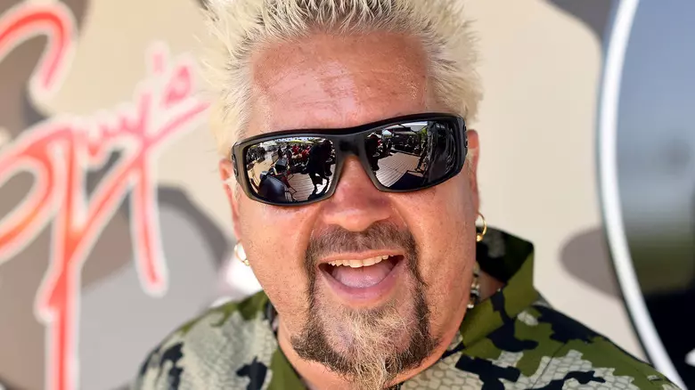 Guy Fieri w czarnych okularach przeciwsłonecznych