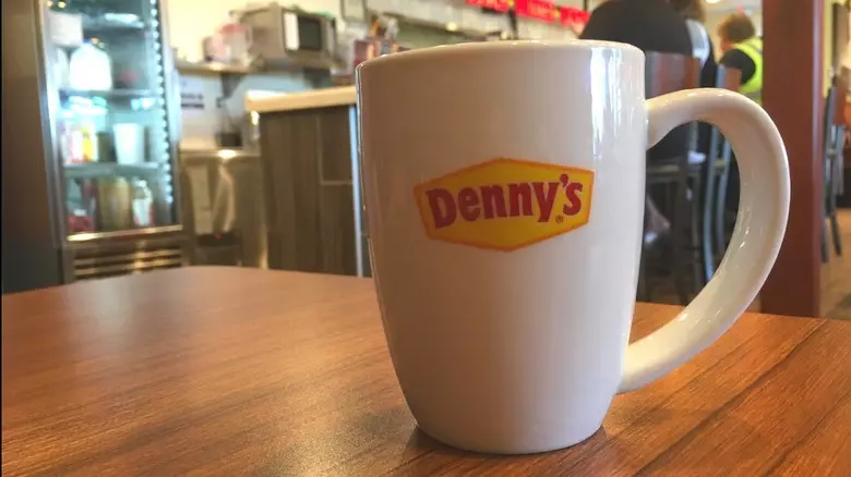Une tasse de café dans un point de vente Denny's