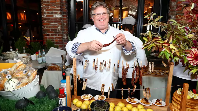 Si David Burke nga adunay bacon sa usa ka clothesline