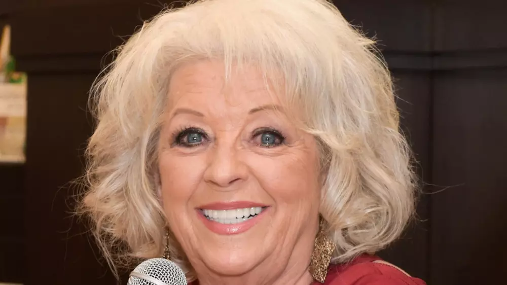 Paula Deen nganggo klambi abang