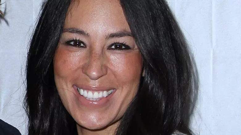 Closeup o Joanna Gaines yn gwenu